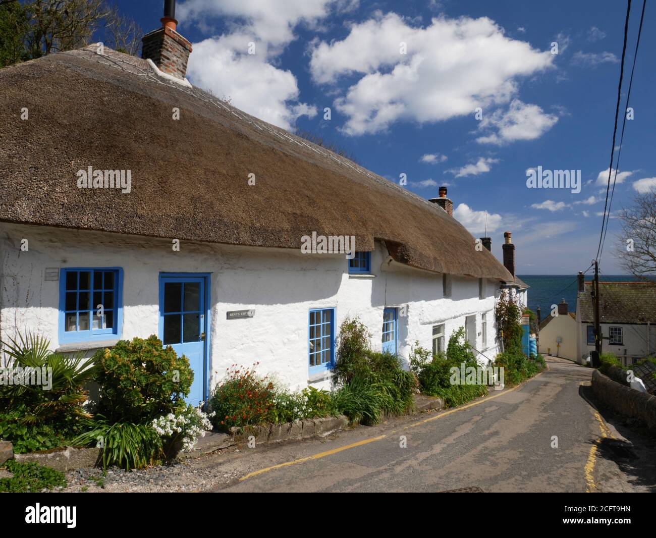 Thatched cottages at cadgwith hi-res stock photography and images - Alamy