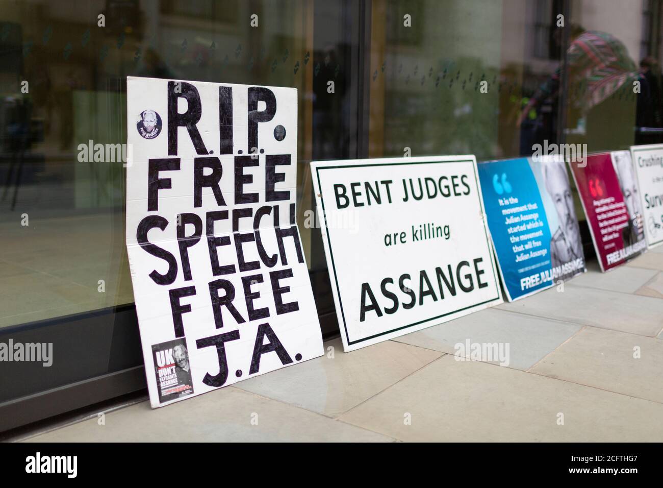 Court protest london hi-res stock photography and images - Alamy