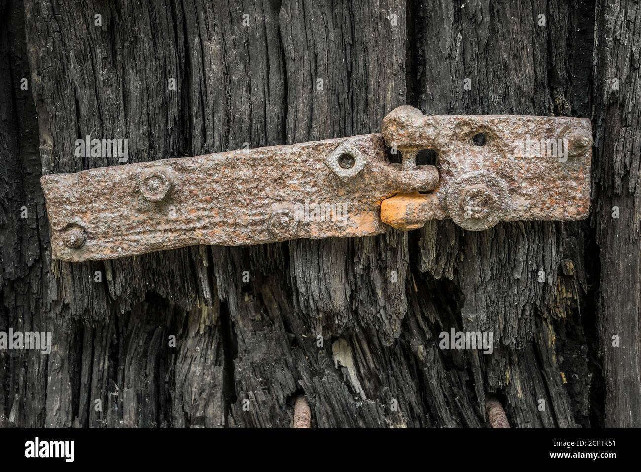 Old rusty gate hinge hi-res stock photography and images - Alamy