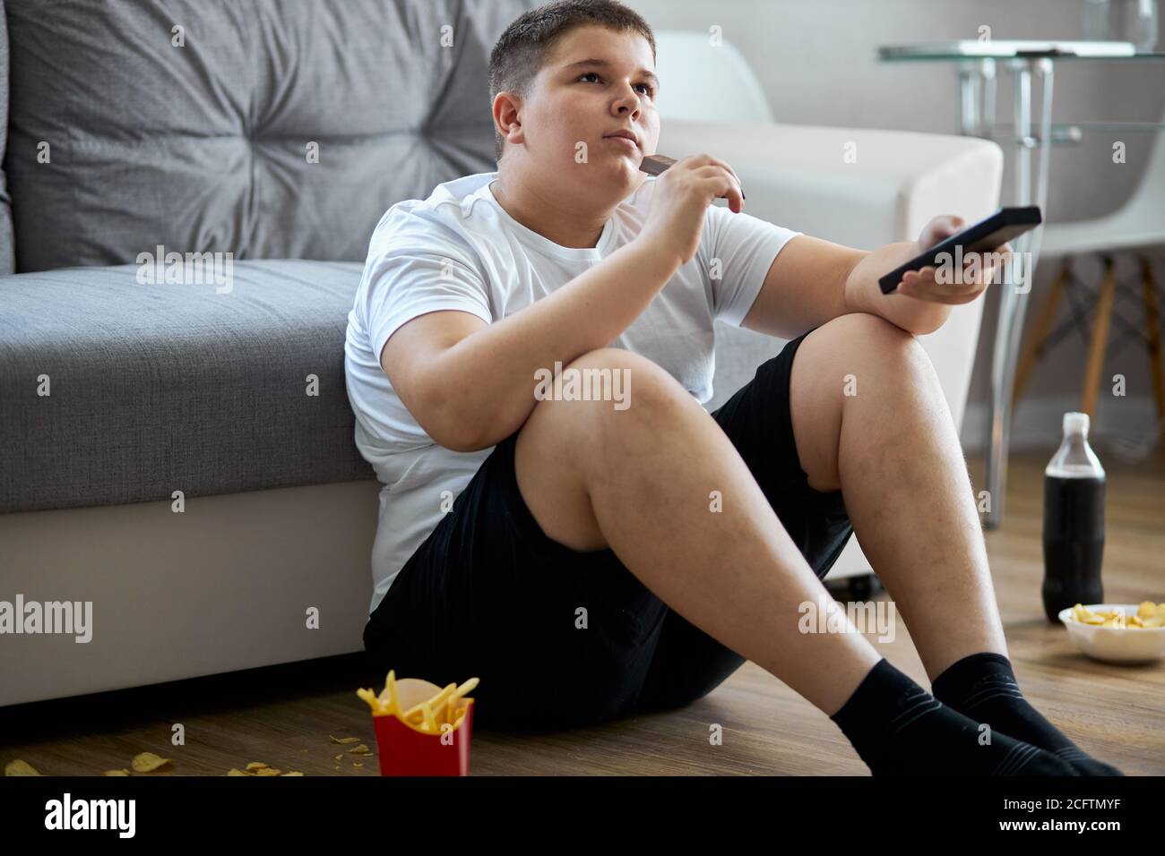 Obese kid tv food hi-res stock photography and images - Alamy