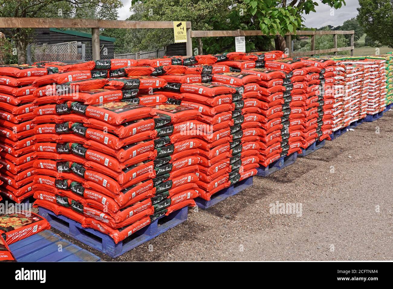 Pallet garden hi-res stock photography and images - Alamy
