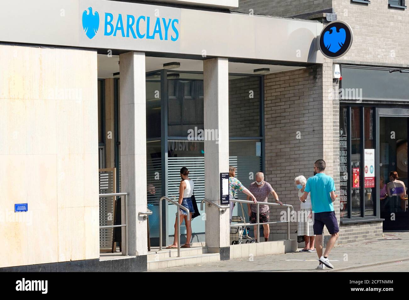 Bank customers hi-res stock photography and images - Alamy