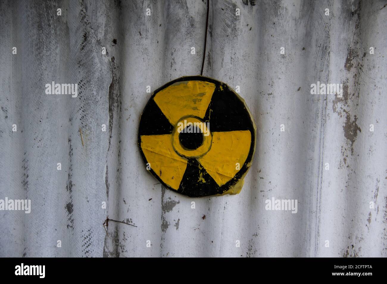 Nuclear reactor symbol. Round кotating тuclear and иiohazard Sign on ...