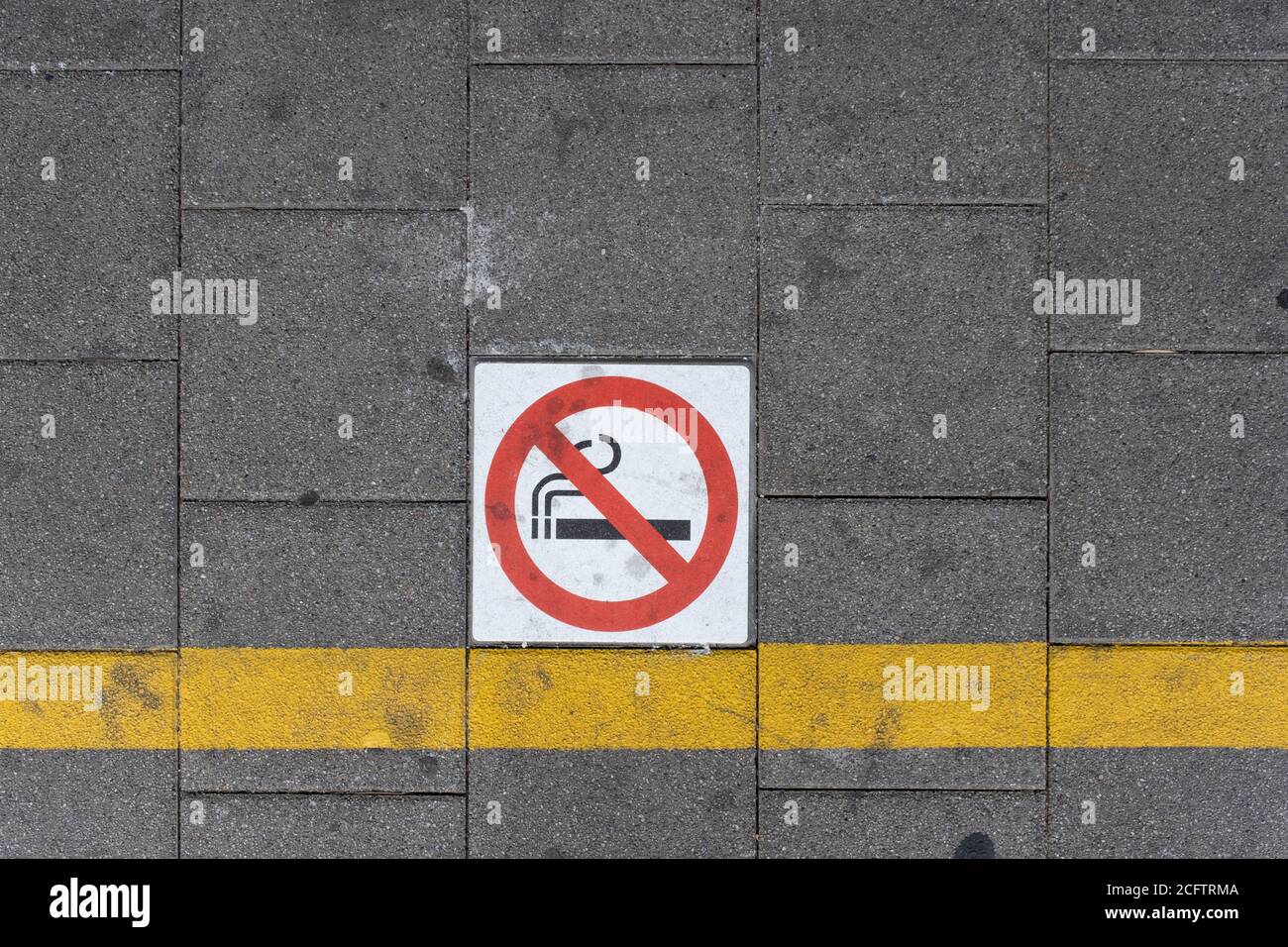 No smoking sign on the street Stock Photo - Alamy