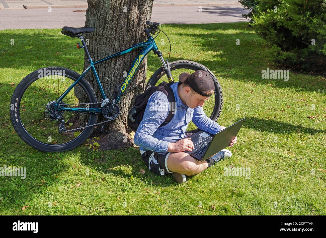 Man sitting under shade tree hi-res stock photography and images - Alamy