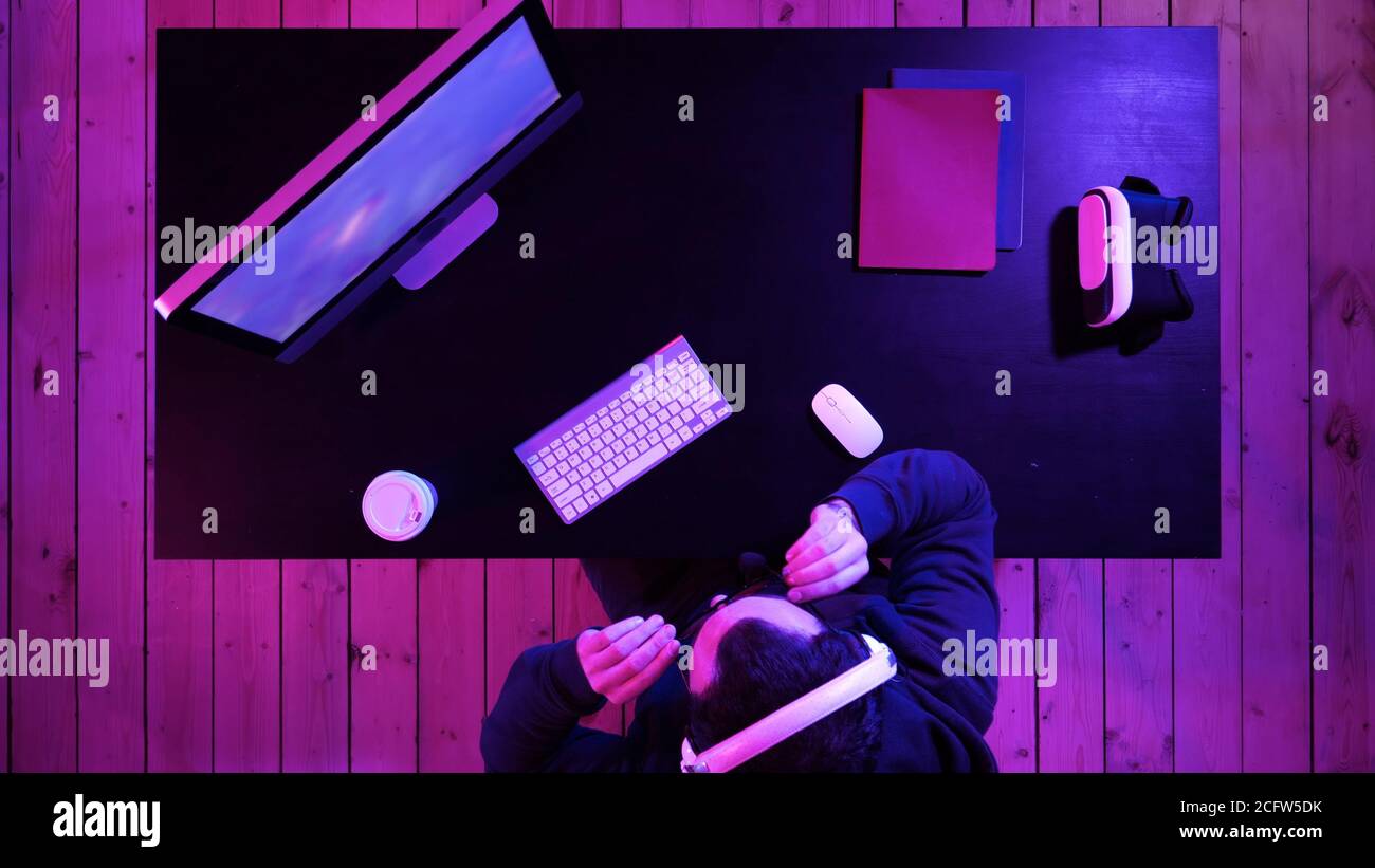 Man preparing for gaming hi-res stock photography and images - Alamy