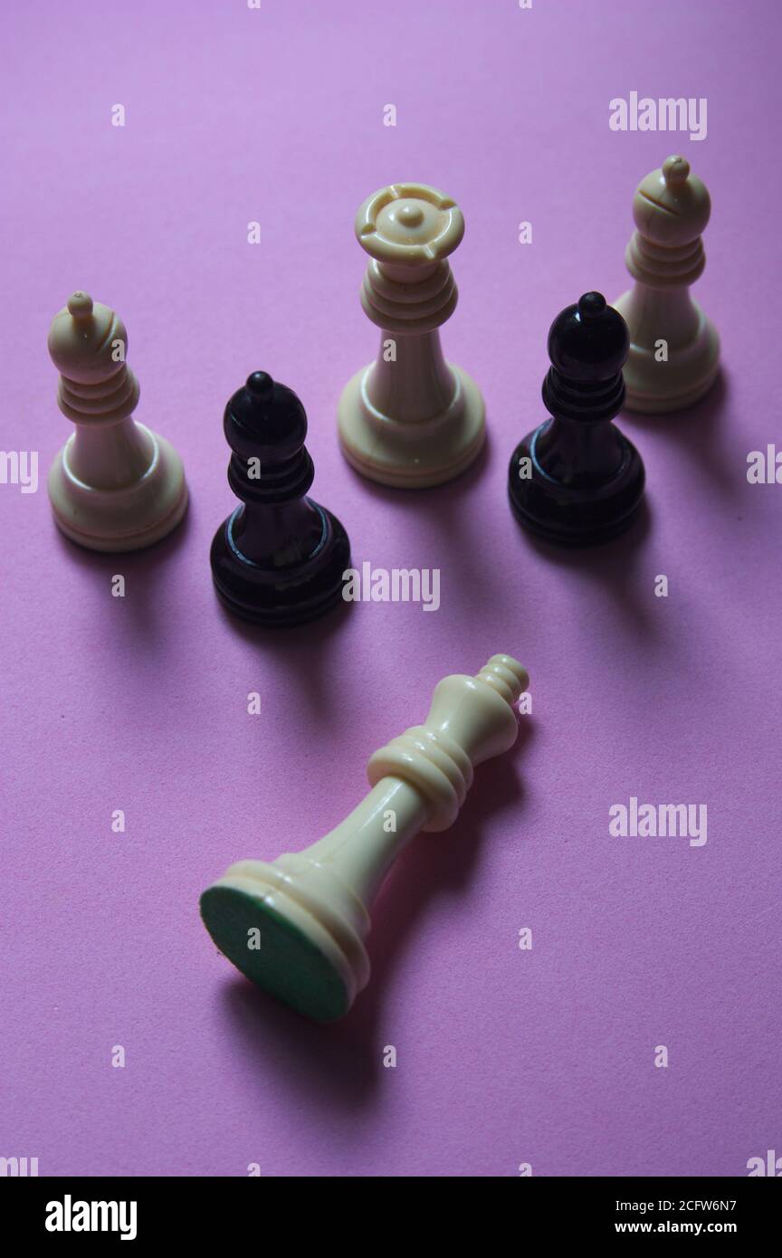 Fallen queen chess piece hi-res stock photography and images - Alamy