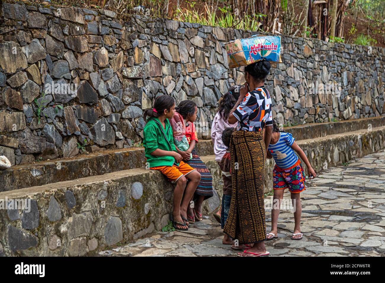 Indonesian children in traditional dress hi-res stock photography and ...