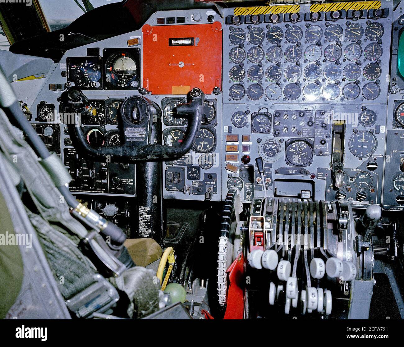B 52 bomber cockpit hi-res stock photography and images - Alamy