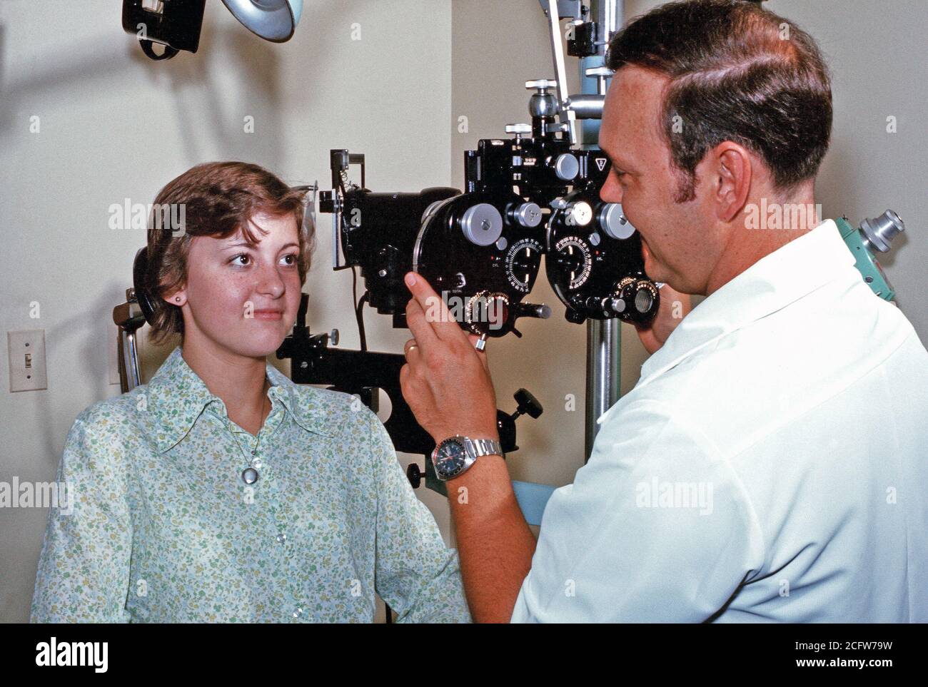 Eye exam 1970s hi-res stock photography and images - Alamy