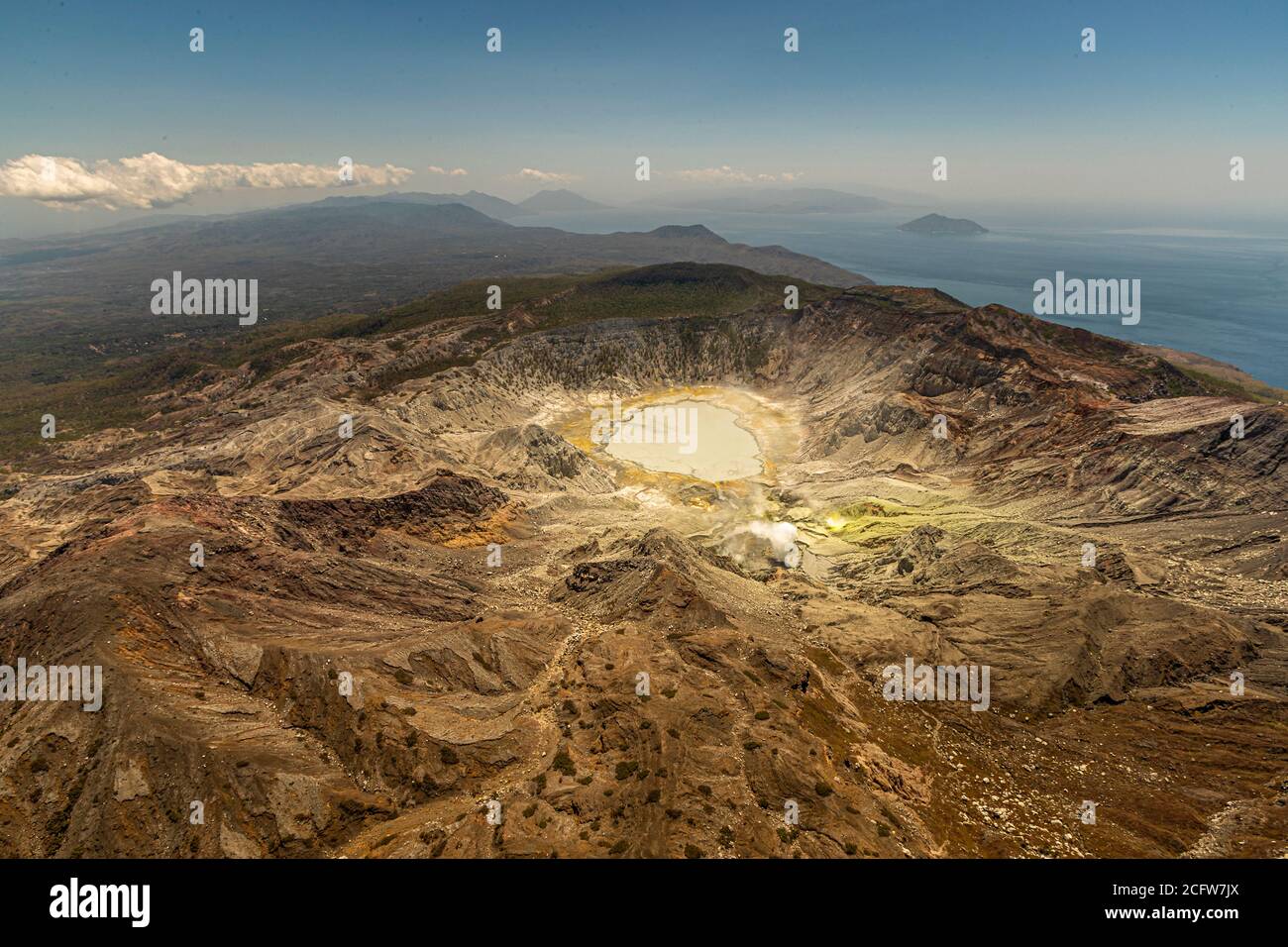 Above the Gunung Sirung it smells of sulfur and next to a gray crater ...