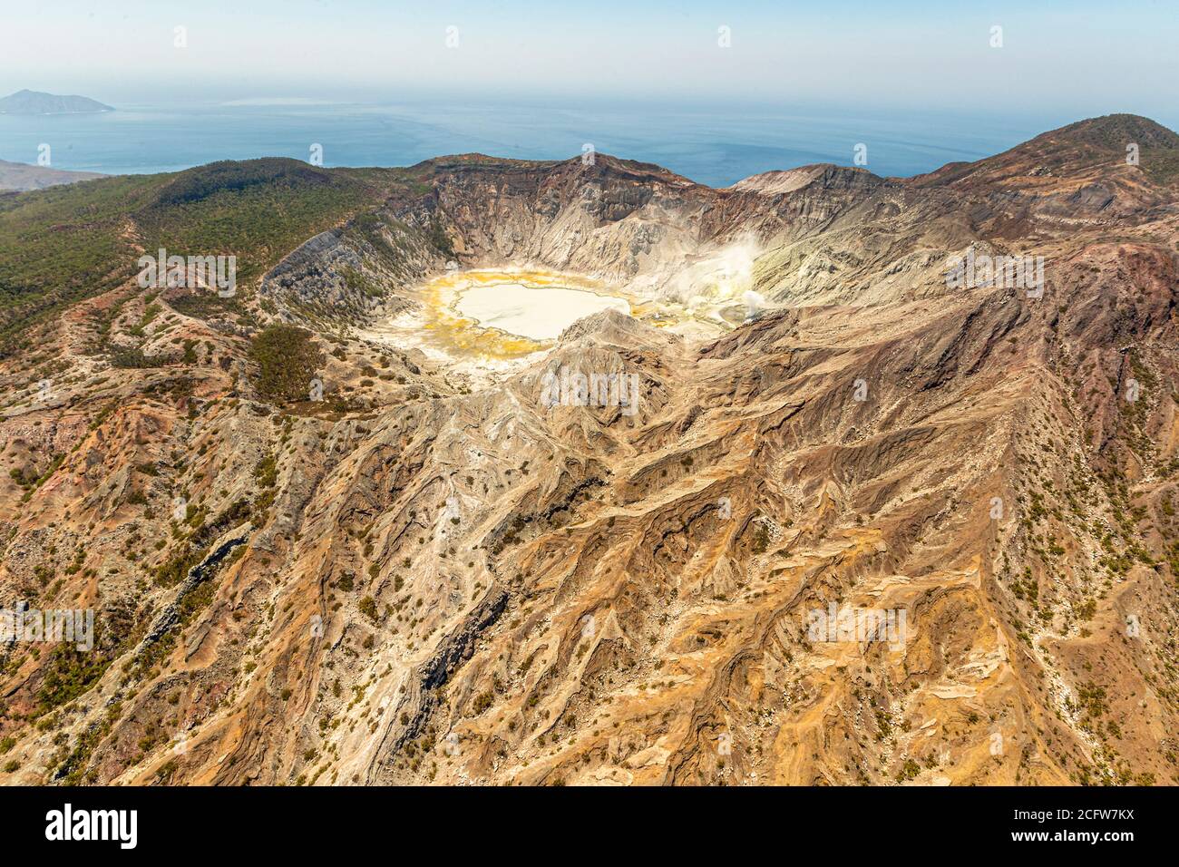 Above the Gunung Sirung it smells of sulfur and next to a gray crater ...