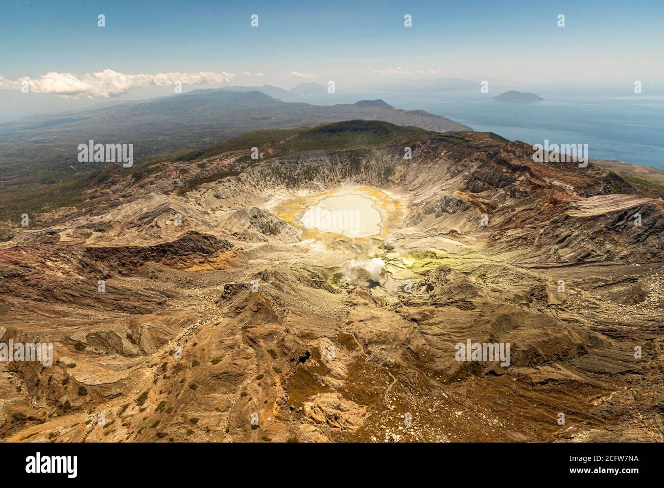Above the Gunung Sirung it smells of sulfur and next to a gray crater ...