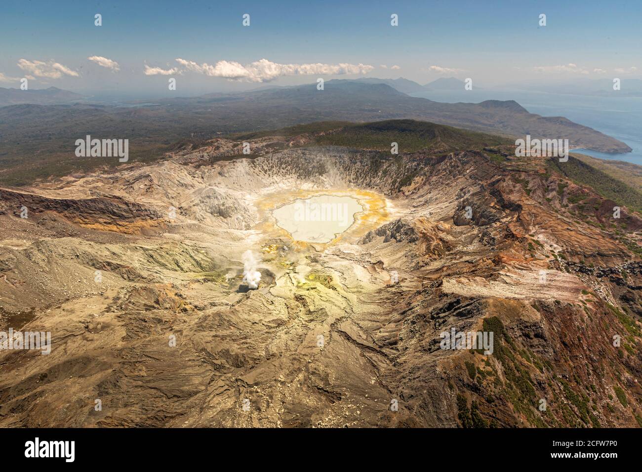 Above the Gunung Sirung it smells of sulfur and next to a gray crater ...