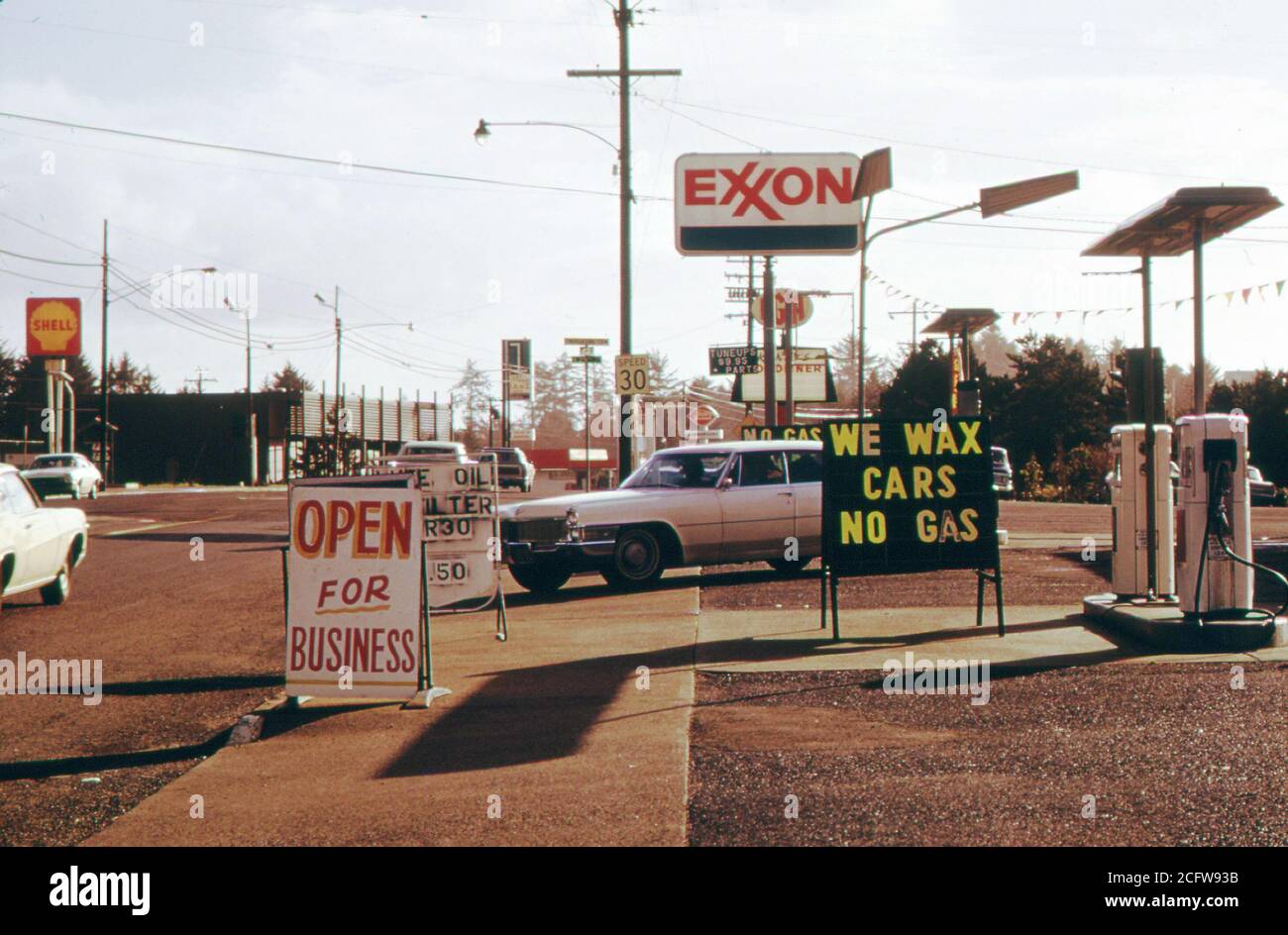 1970s exxon gas station hi-res stock photography and images - Alamy