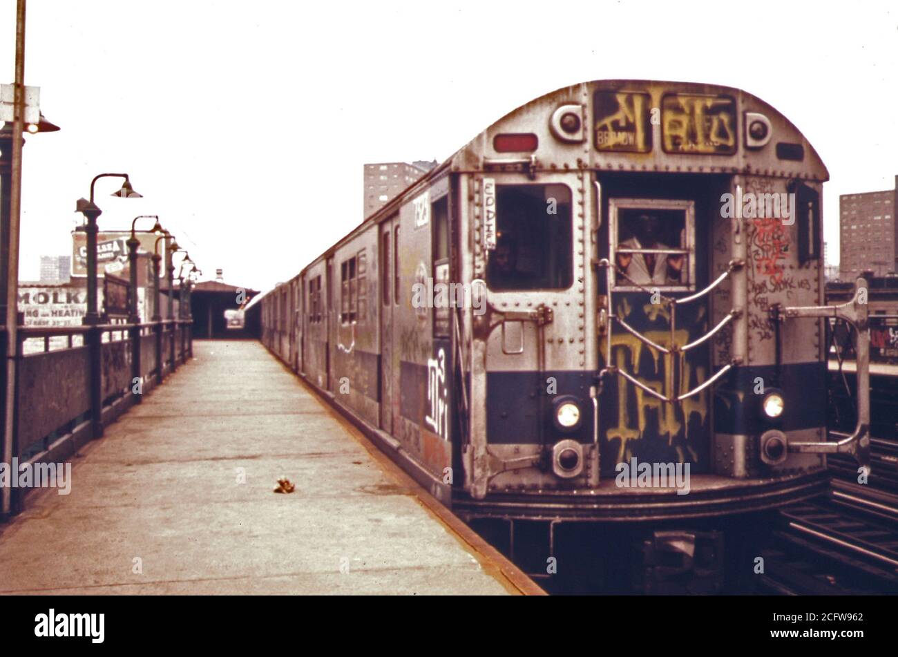 Elevated trains new york city hi-res stock photography and images - Alamy