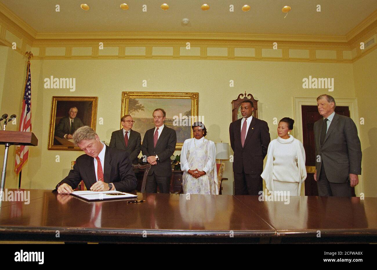 Bill clinton signing proclamation hi-res stock photography and images ...