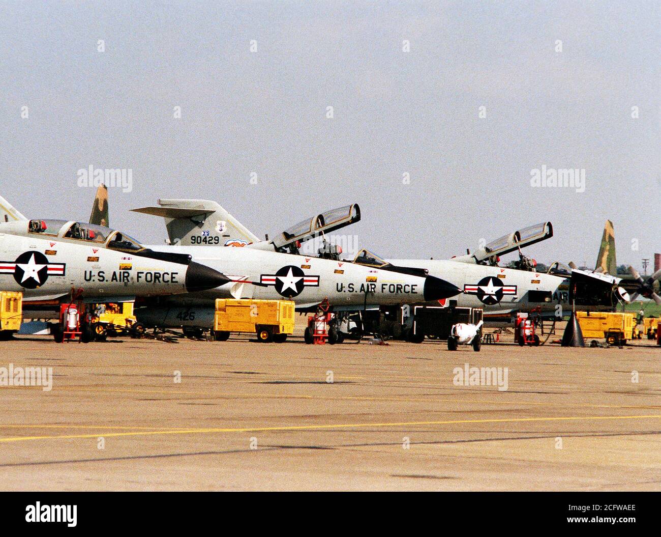 Airplanes in line hi-res stock photography and images - Alamy