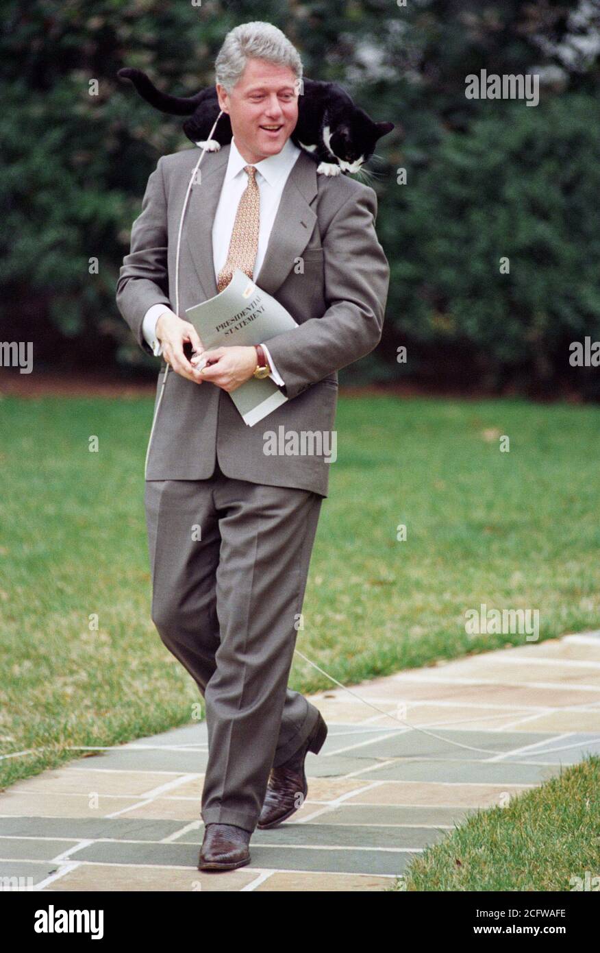 President clinton with socks the cat hi-res stock photography and ...