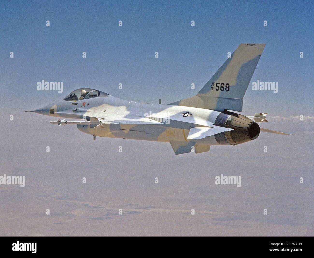 Yf 16 fighting falcon hi-res stock photography and images - Alamy