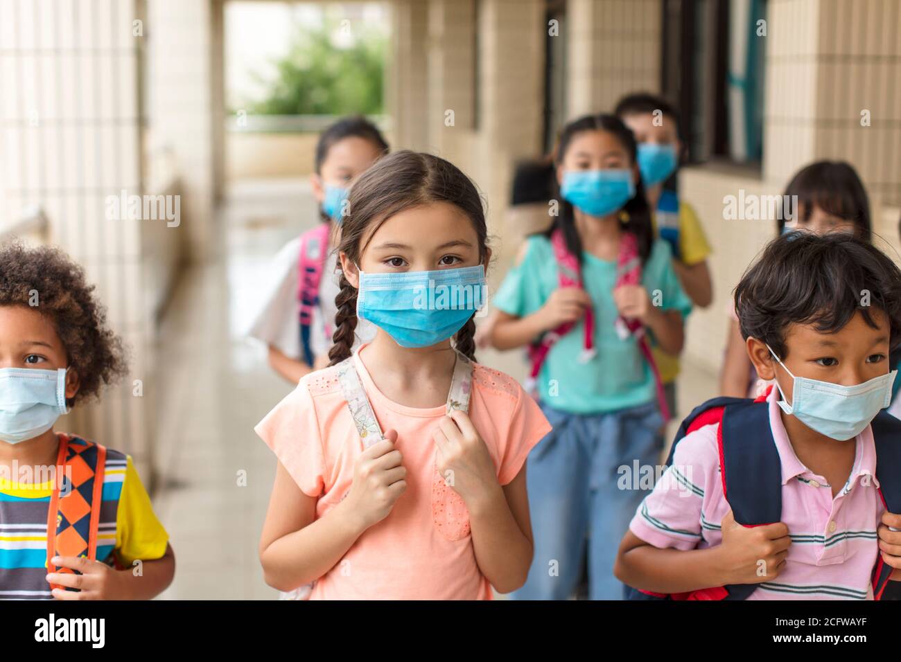 Kids standing back to back hi-res stock photography and images - Alamy