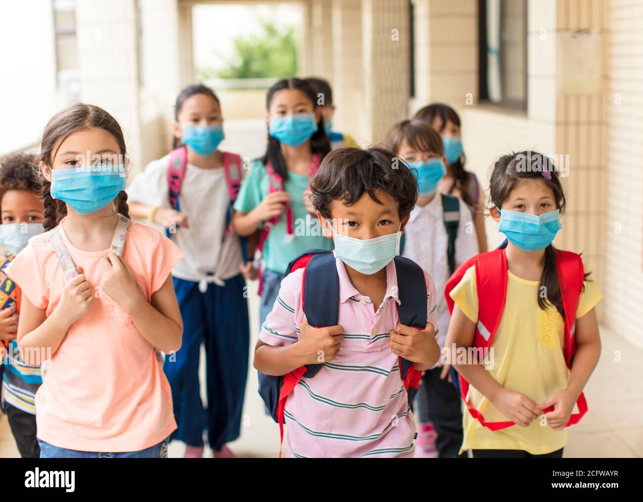Kids standing back to back hi-res stock photography and images - Alamy