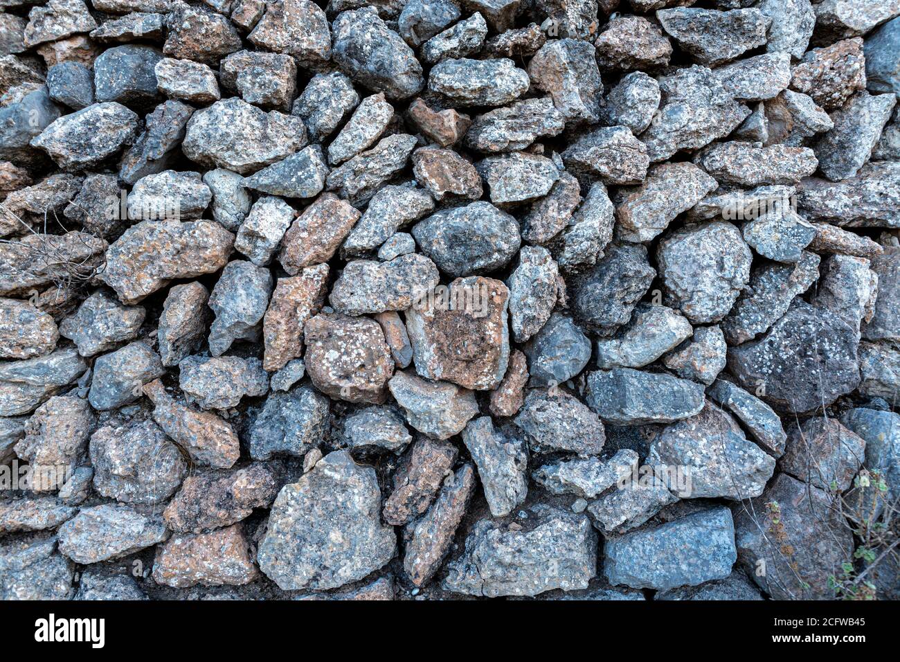 Irregular texture of the wall of stones of different sizes and shapes ...