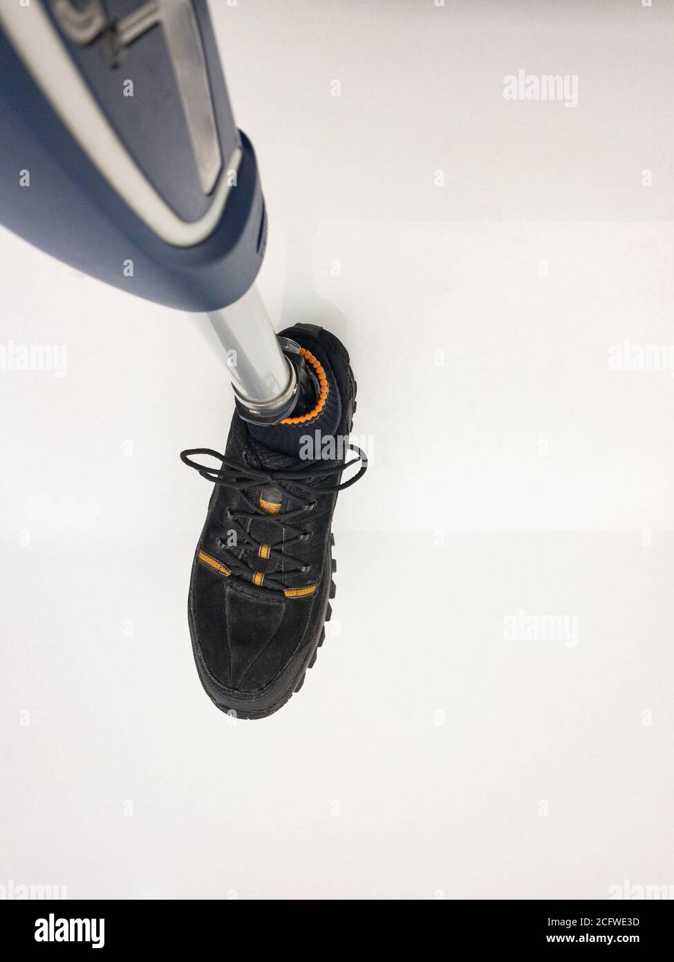 Mechanical prosthetic leg Stock Photo - Alamy