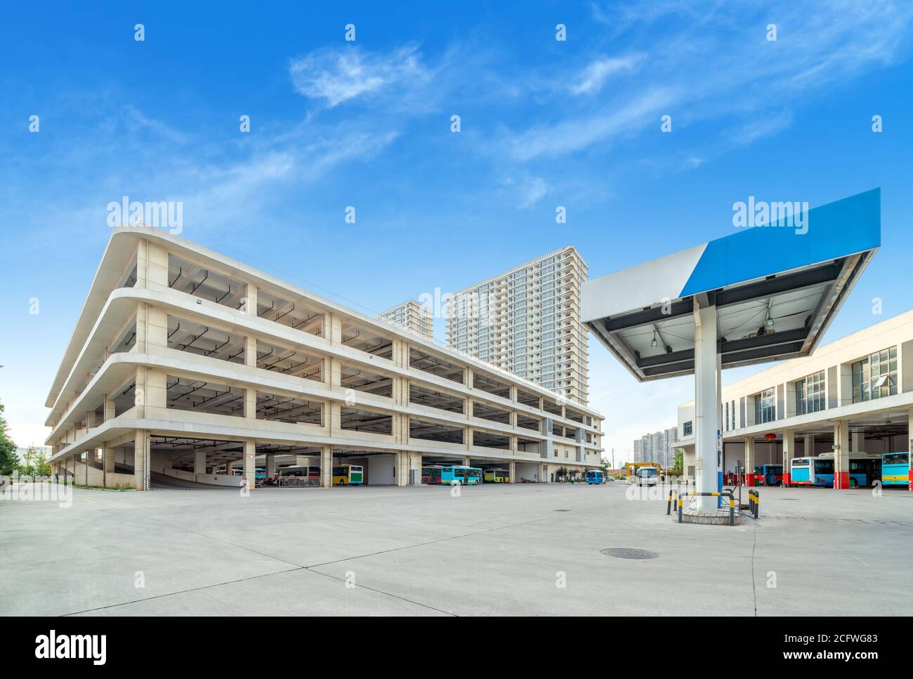 Outdoor multi car garage hi-res stock photography and images - Alamy