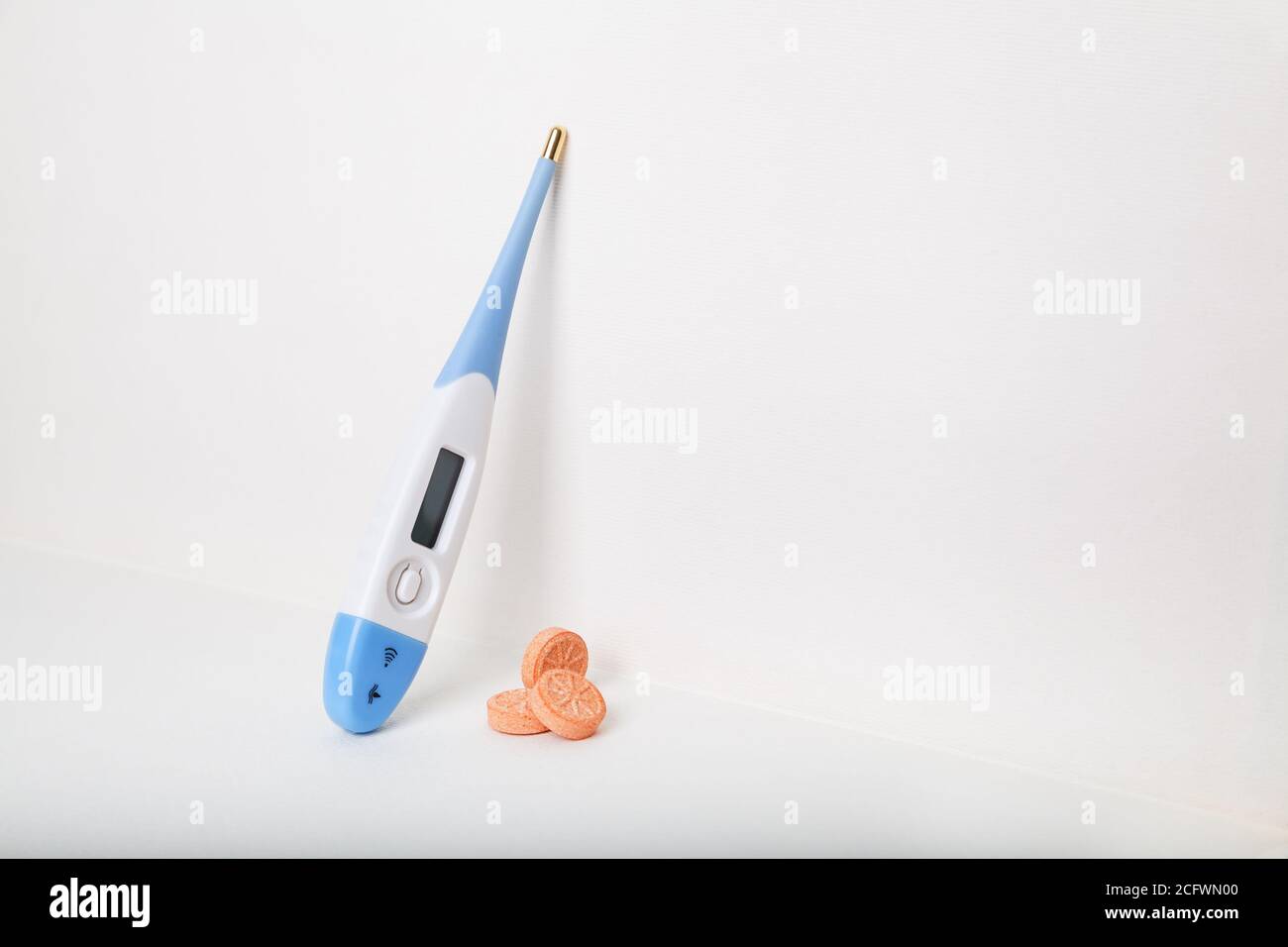 Side view of electronic thermometer and pills Stock Photo - Alamy