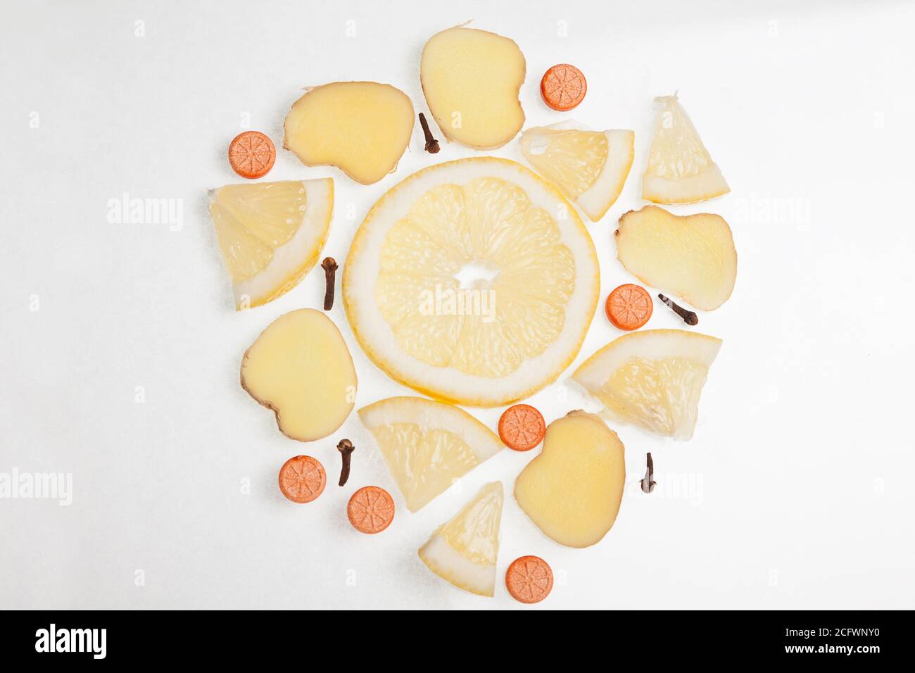 Sliced lemon with ginger and cloves Stock Photo - Alamy