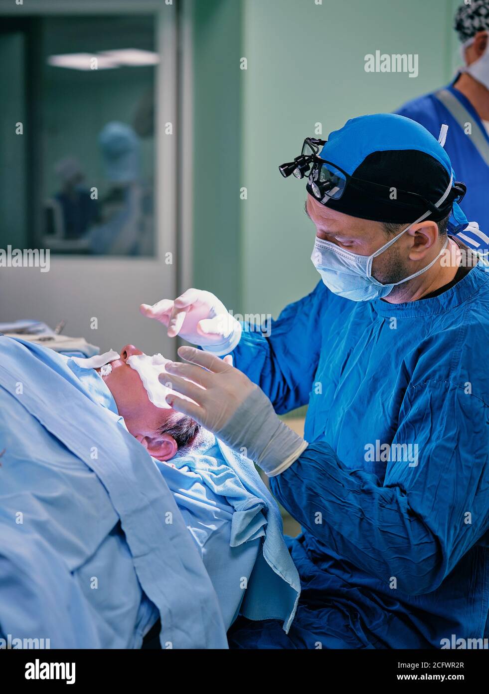 Operation lighting hi-res stock photography and images - Alamy