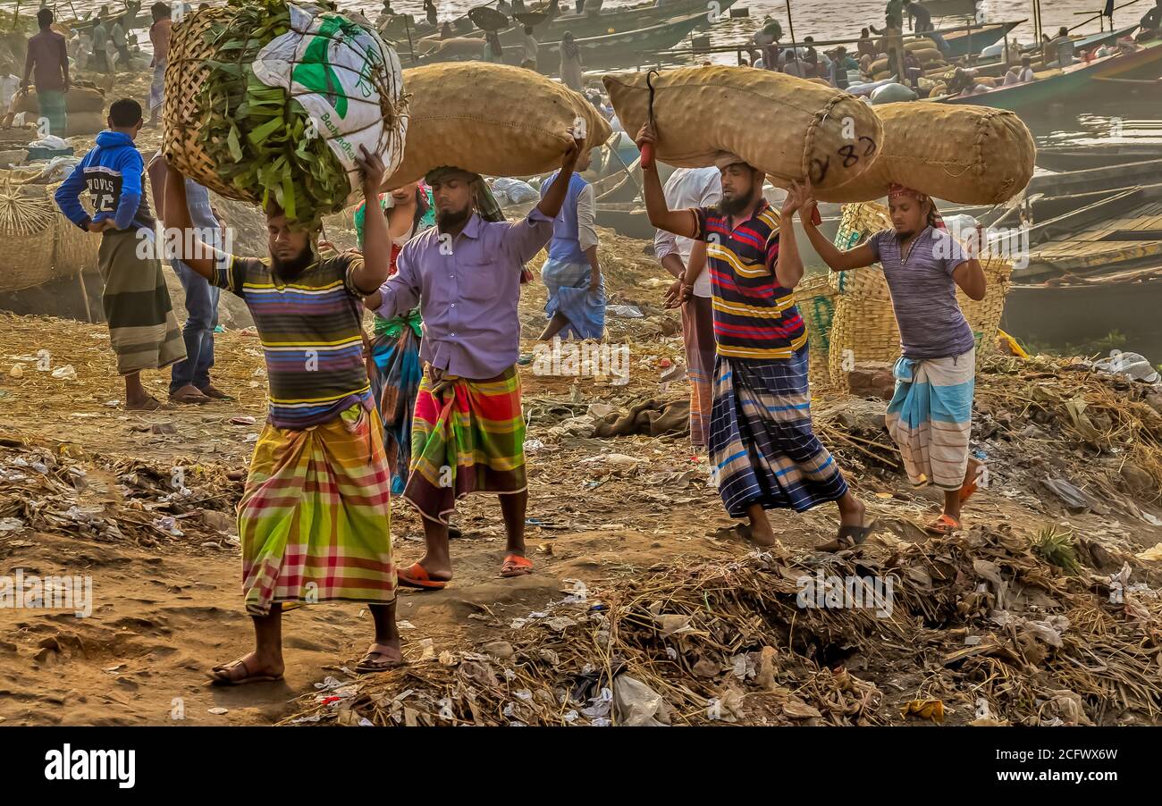 Men carrying sacks hi-res stock photography and images - Alamy