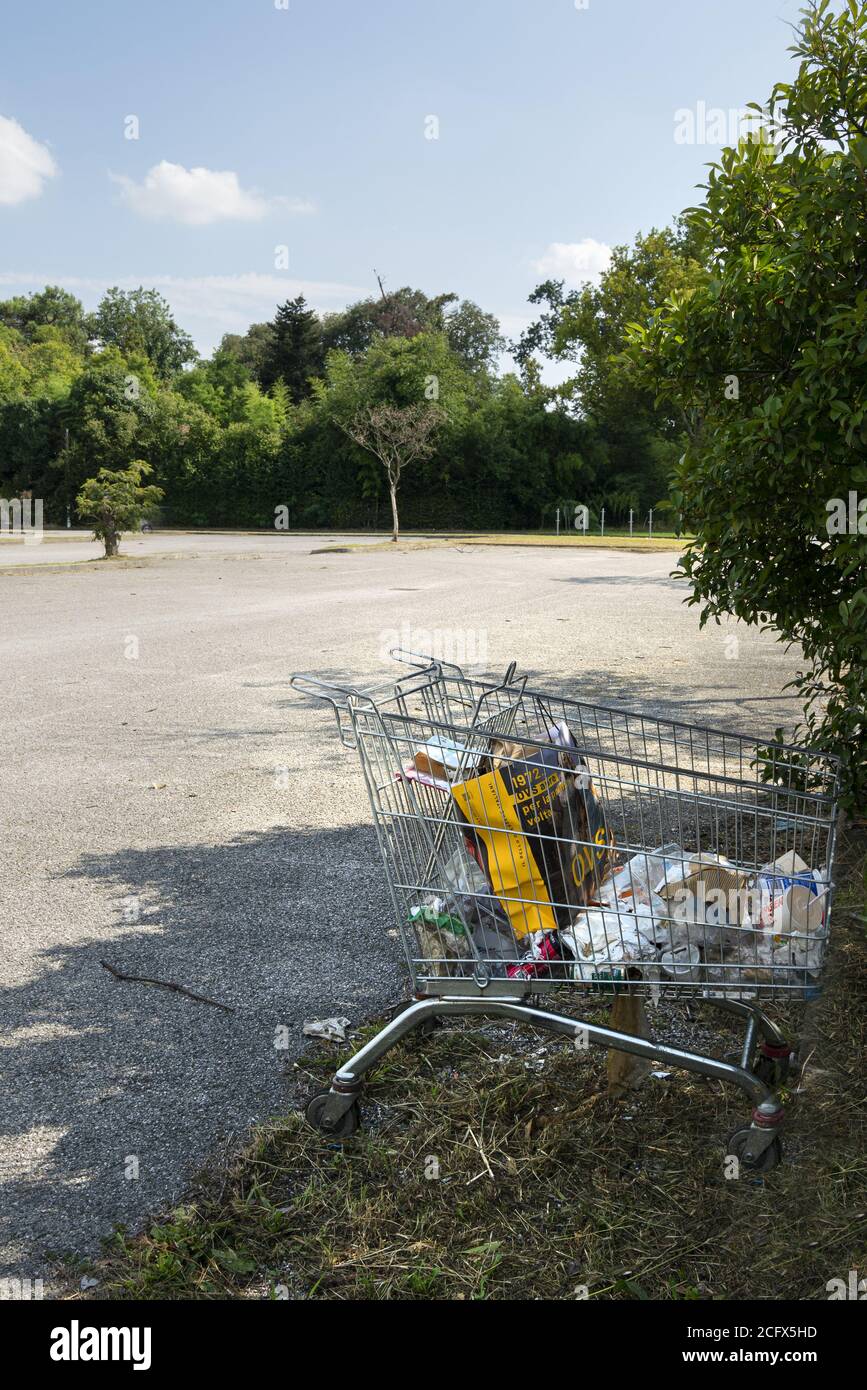 Abandoned supermarket trolleys hi-res stock photography and images - Alamy
