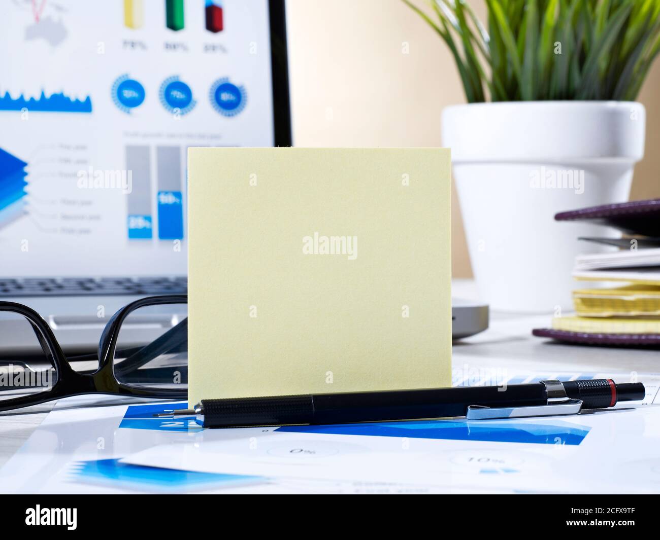 Post it and pencil on office table Stock Photo - Alamy