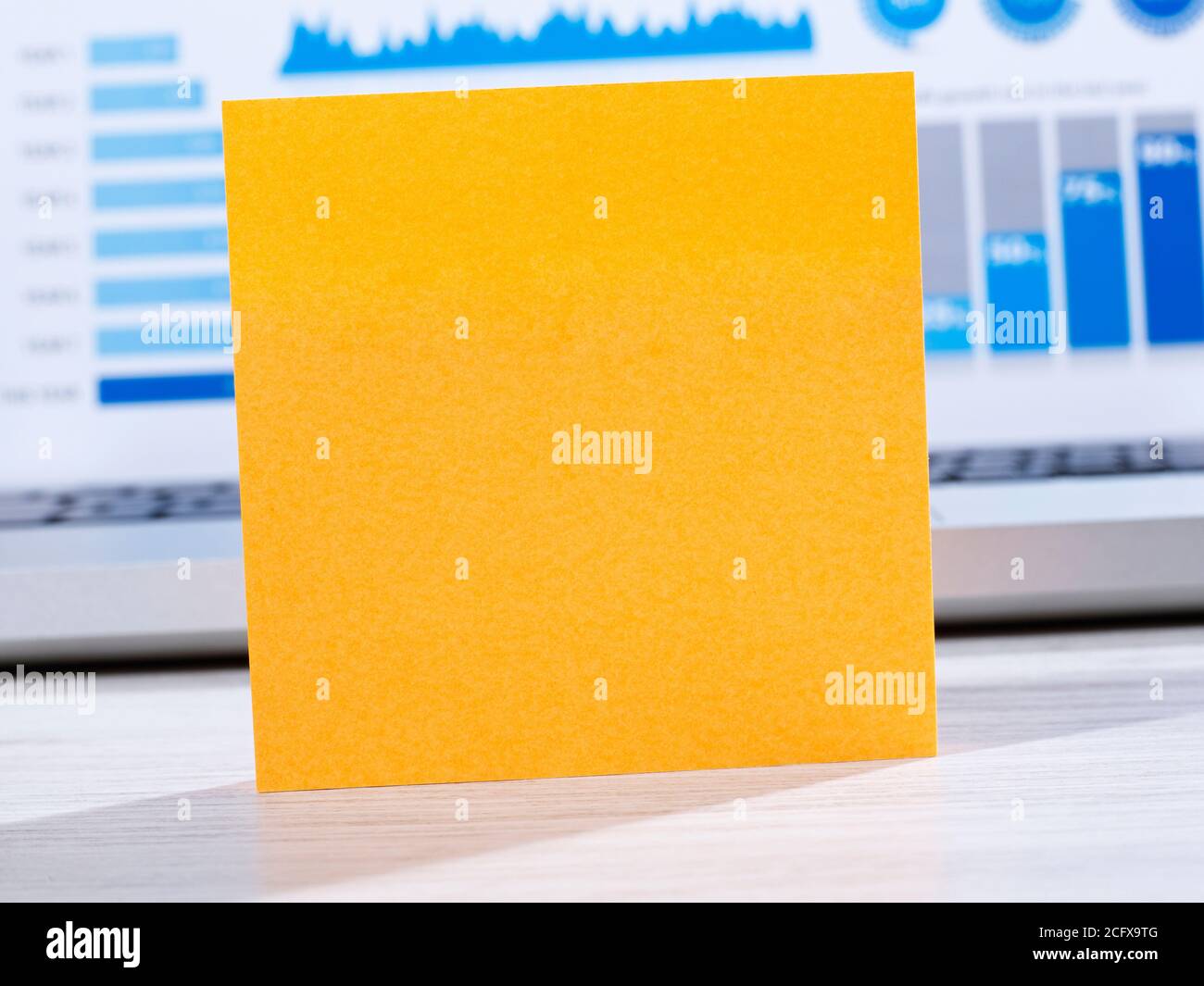 Post it on office table Stock Photo - Alamy