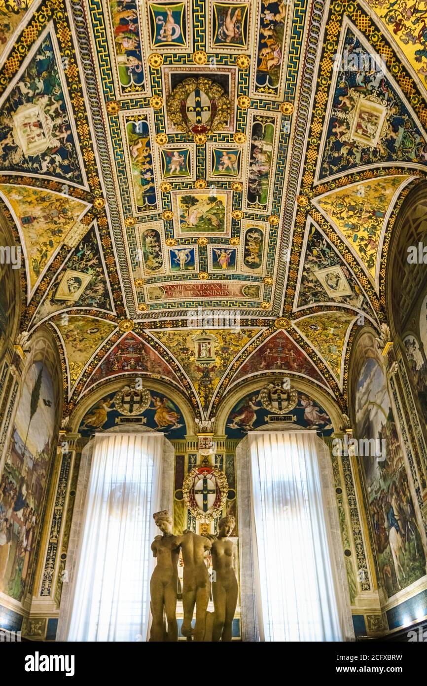The spectacular Piccolomini Library, adjoined to the Siena Cathedral ...