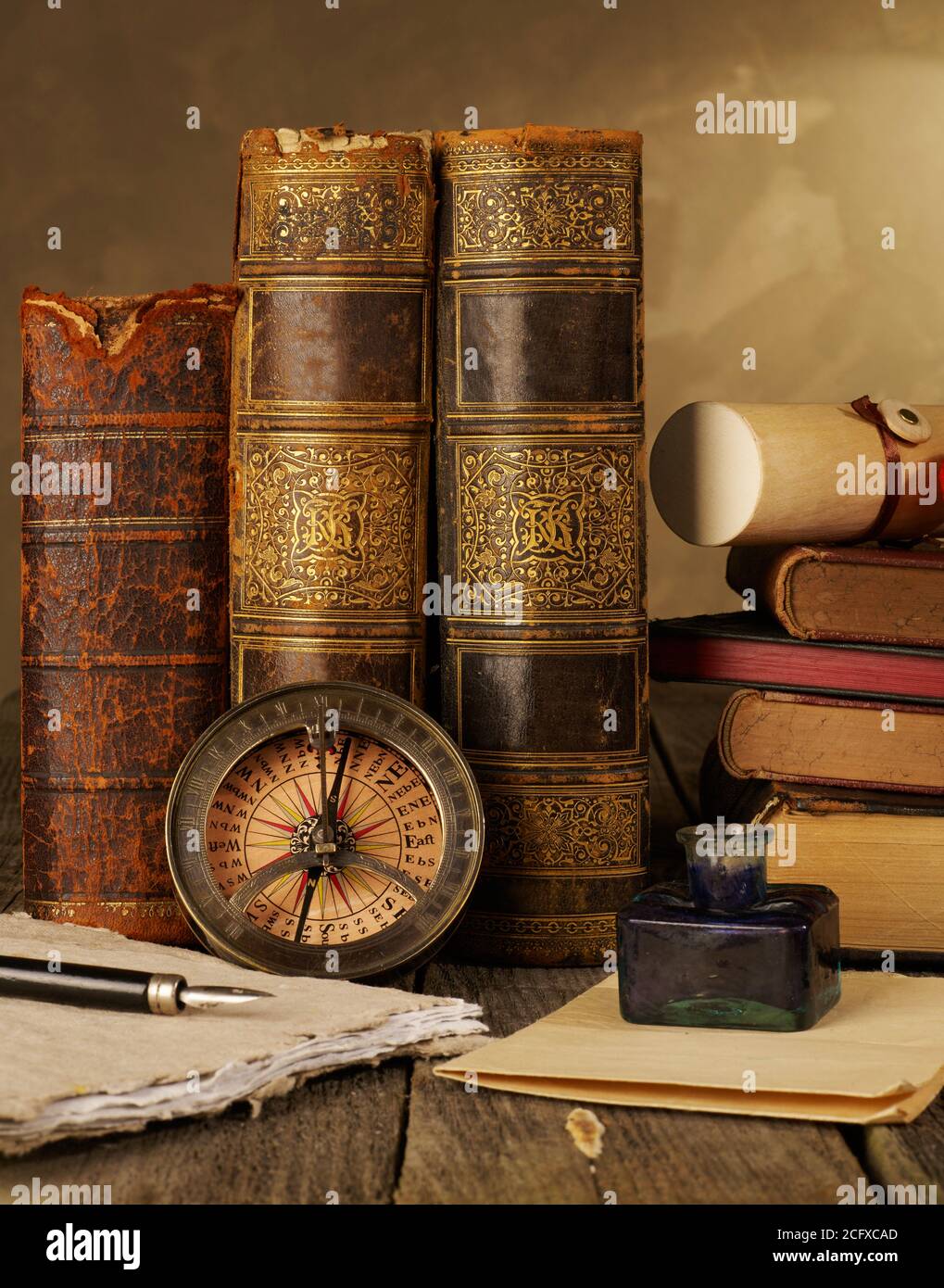 Ink pot and quill pen hi-res stock photography and images - Alamy