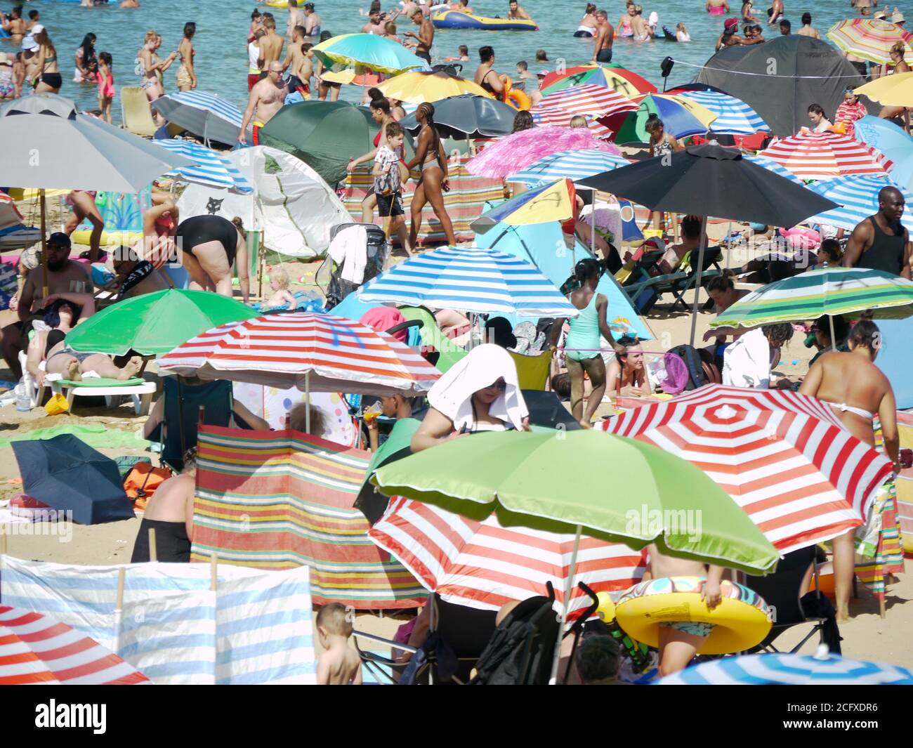 Crowded beach on the hottest day of the year Stock Photo - Alamy