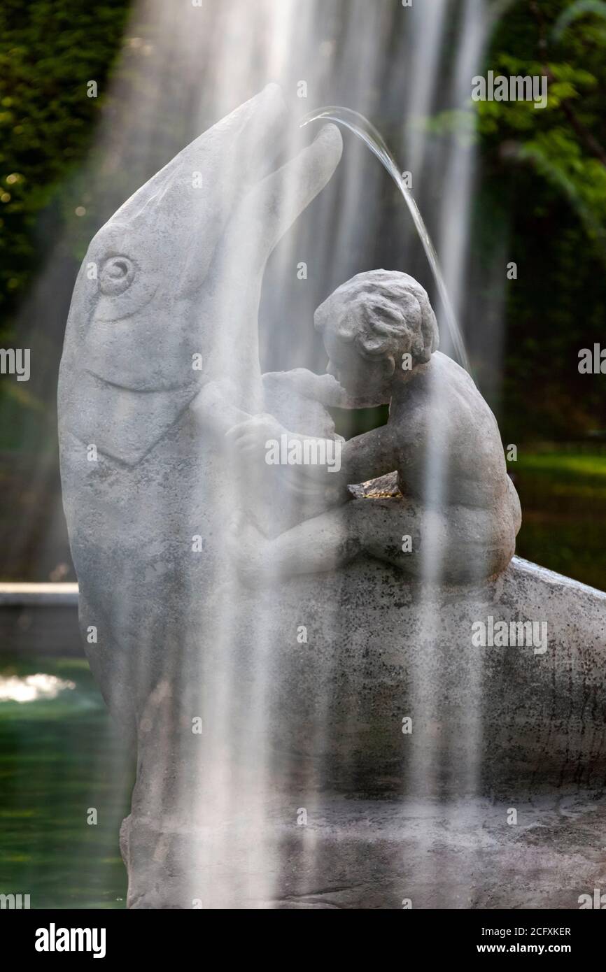 Fish Fountain High Resolution Stock Photography and Images - Alamy