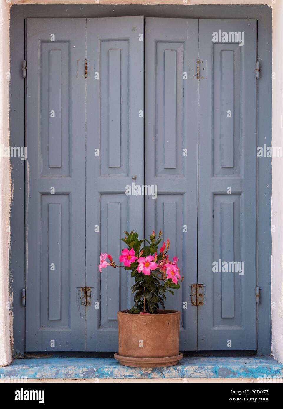 Windows shut hi-res stock photography and images - Alamy