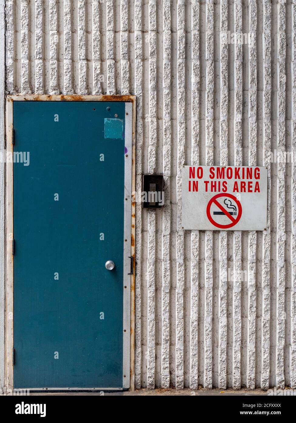 No smoking sign entrance hi-res stock photography and images - Alamy