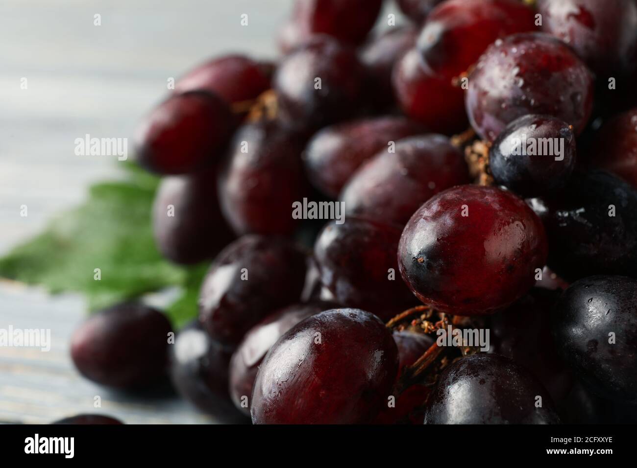 Fresh ripe grape with leaves, close up Stock Photo - Alamy