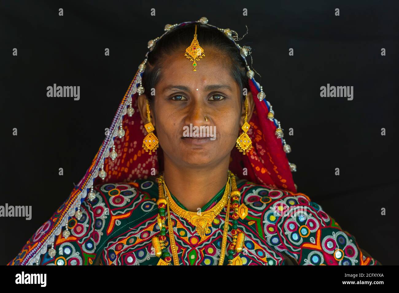 Ahir Woman in traditional colorful cloth, Great Rann of Kutch Desert ...