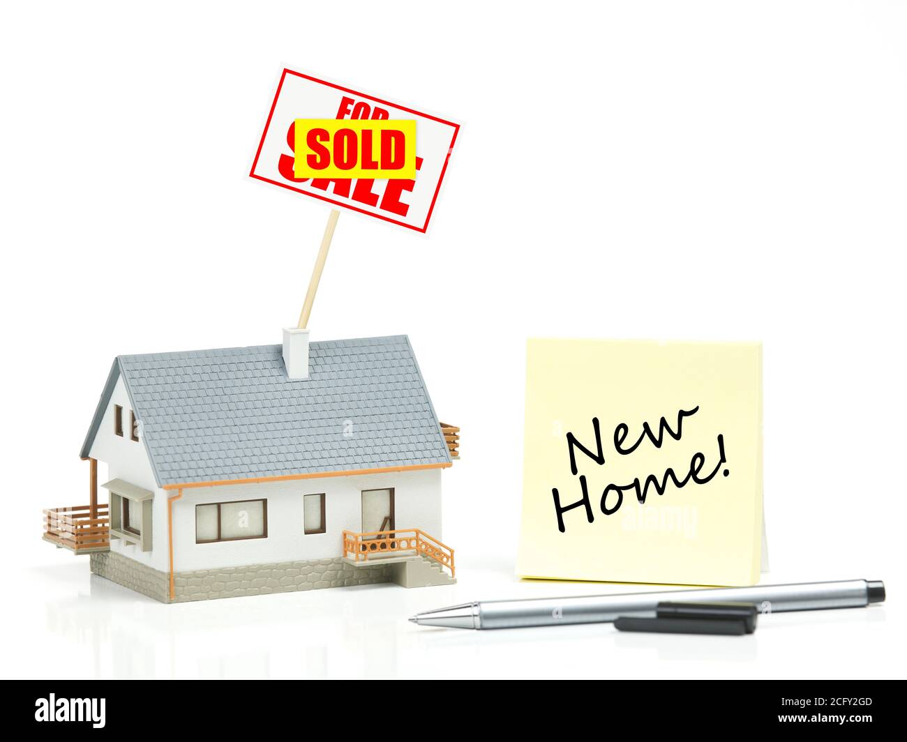 Model house and post-it with new home message Stock Photo - Alamy