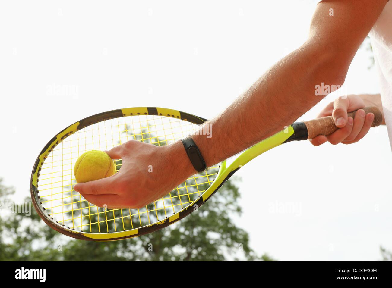 Male hand holding tennis racket hi-res stock photography and images - Alamy
