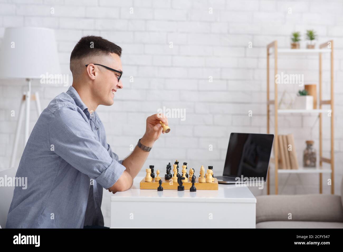 How to play chess hi-res stock photography and images - Alamy