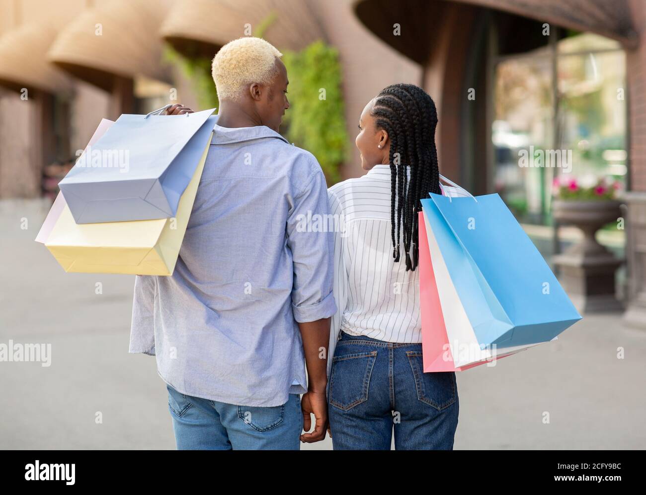 Woman shoppers hi-res stock photography and images - Alamy