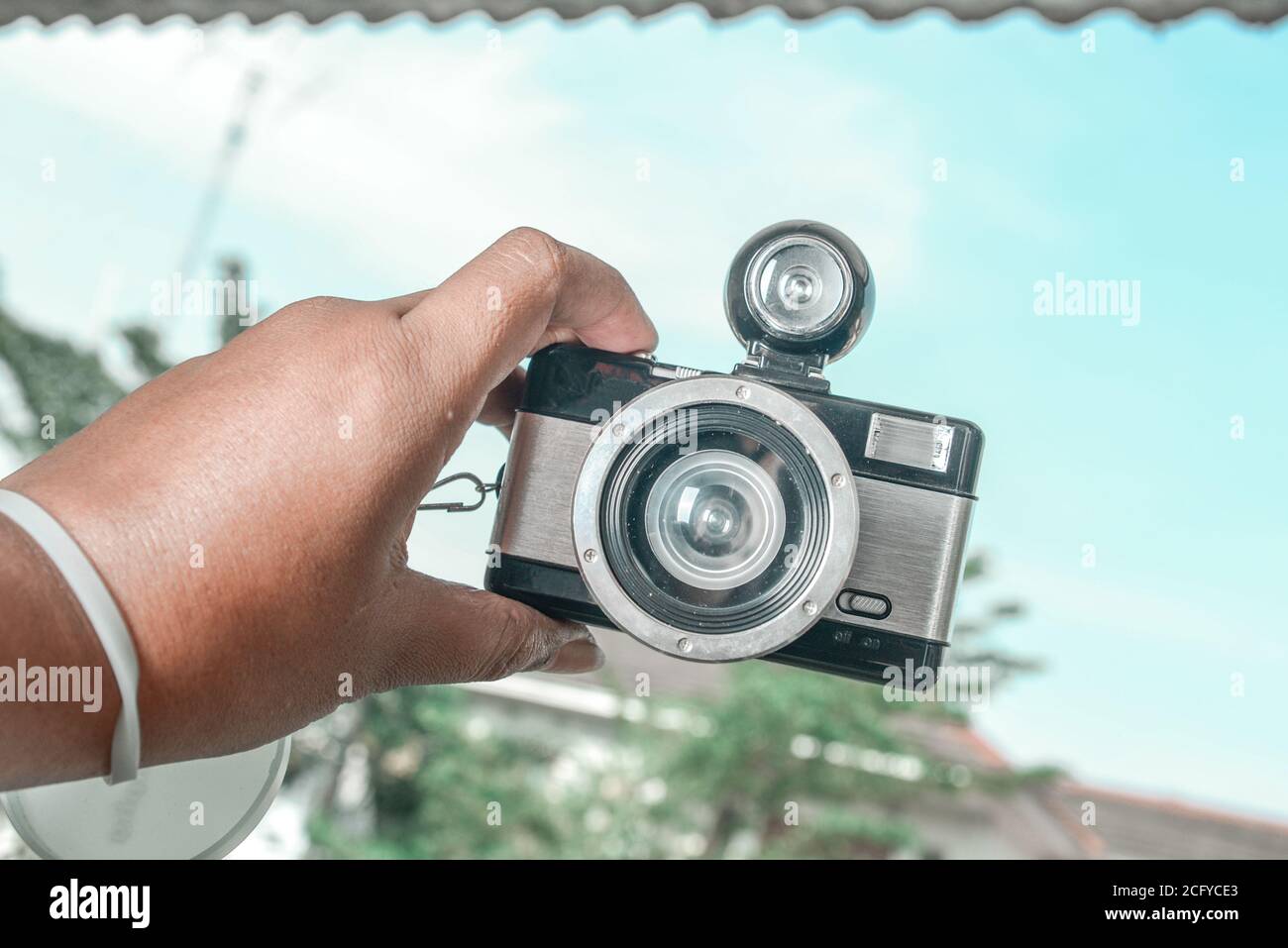 Hands holding a camera hi-res stock photography and images - Alamy