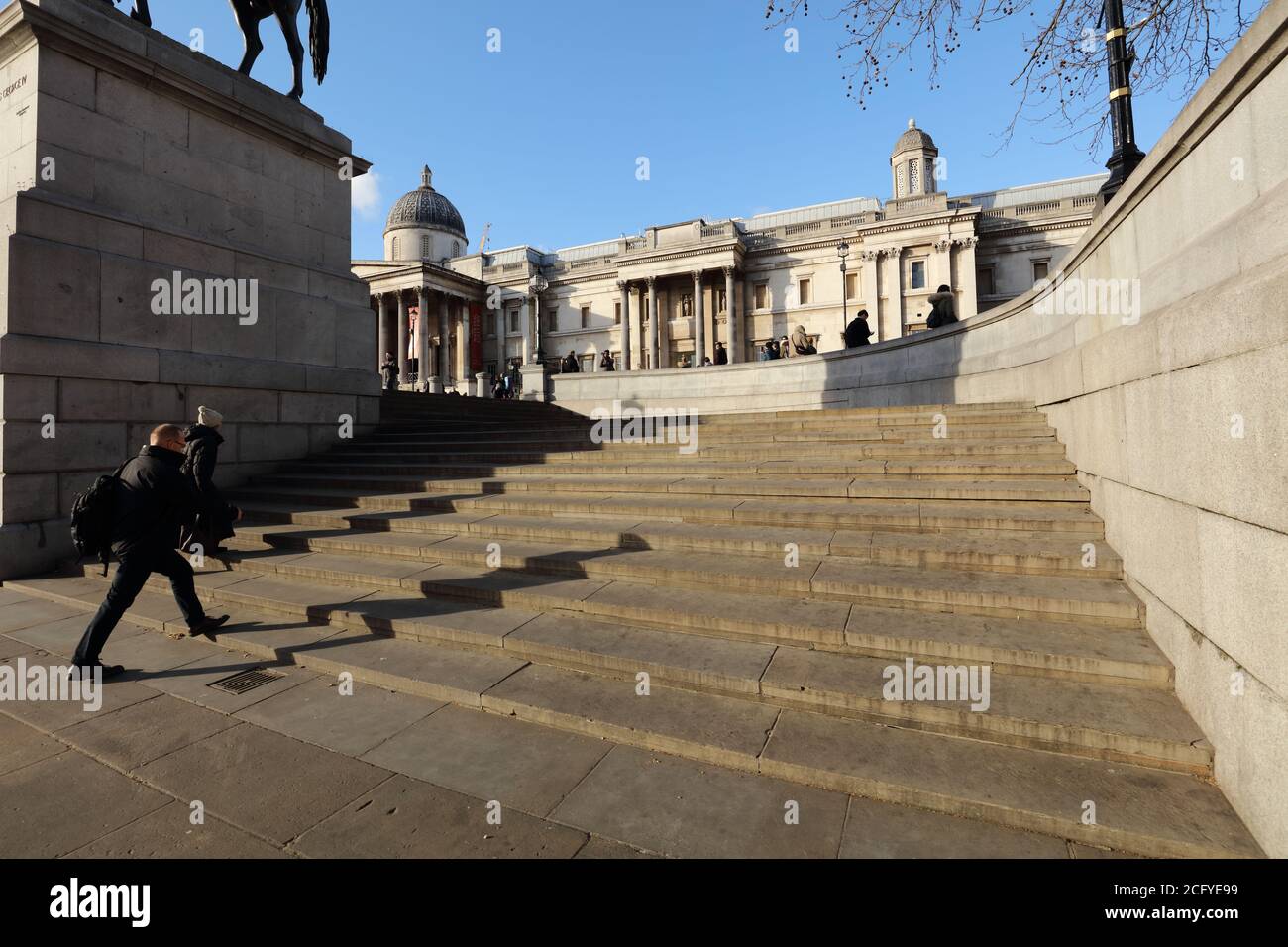 London national gallery staircase hi-res stock photography and images ...